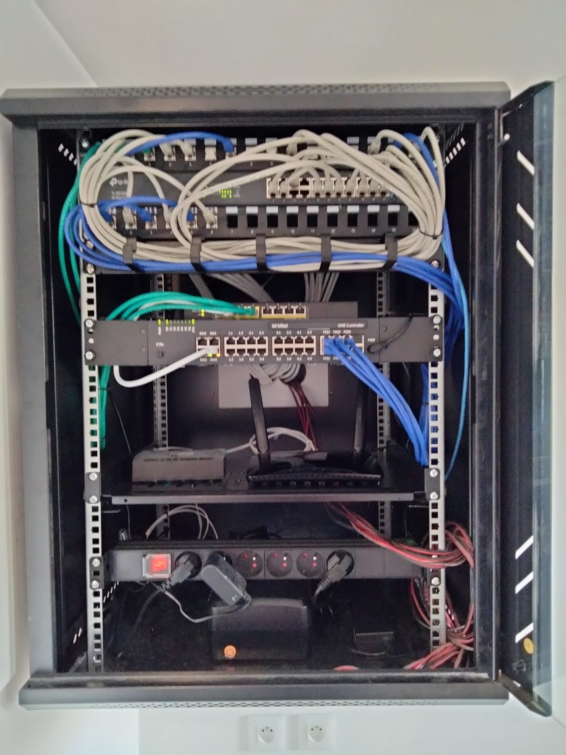 Exemple d'une installation téléphonique Mitel avec mise au propre de la ...